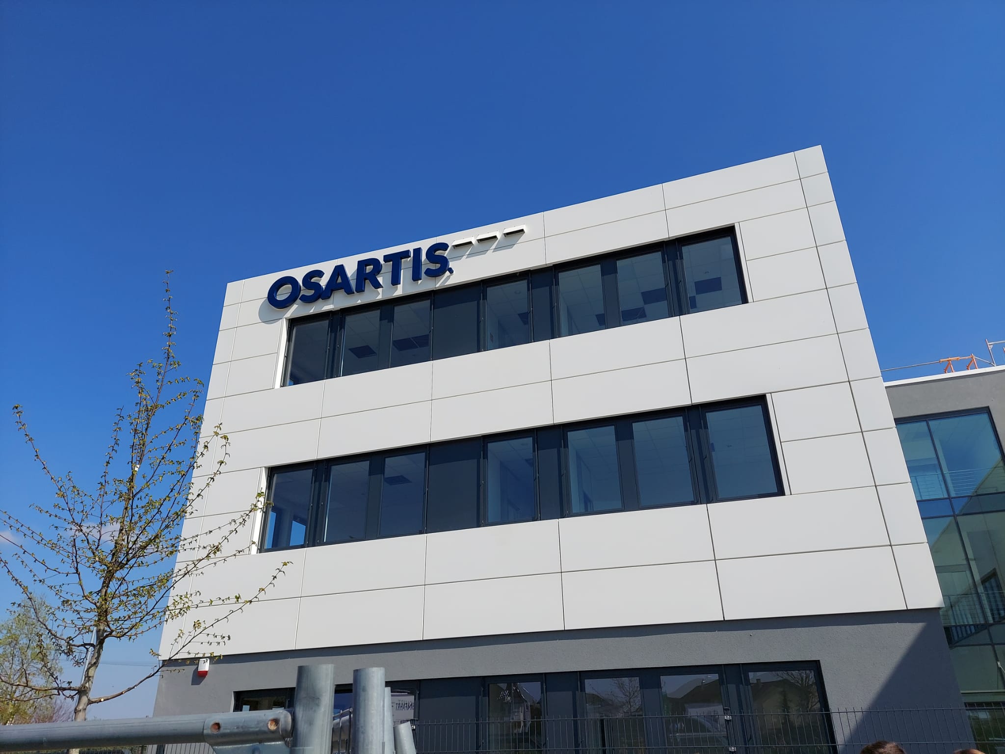 Das OSARTIS-Logo am neuen Firmengebäude